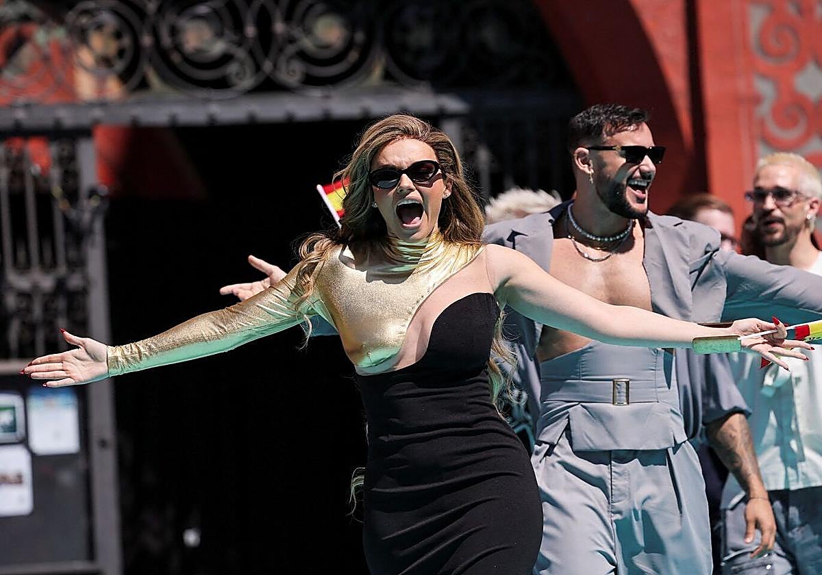 Melody trägt ein Design aus Málaga auf dem türkisfarbenen Eurovisions-Teppich | Sur Deutsche